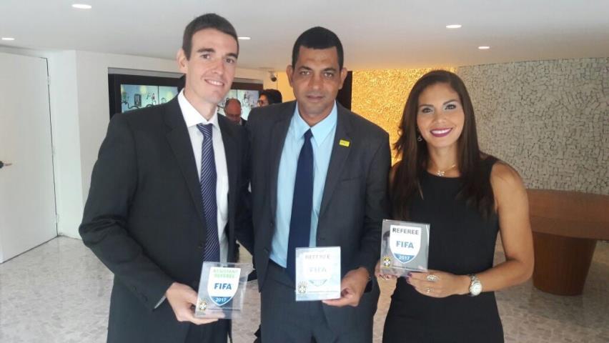 FERJ | Árbitros da COAF-RJ recebem a insígnias da FIFA